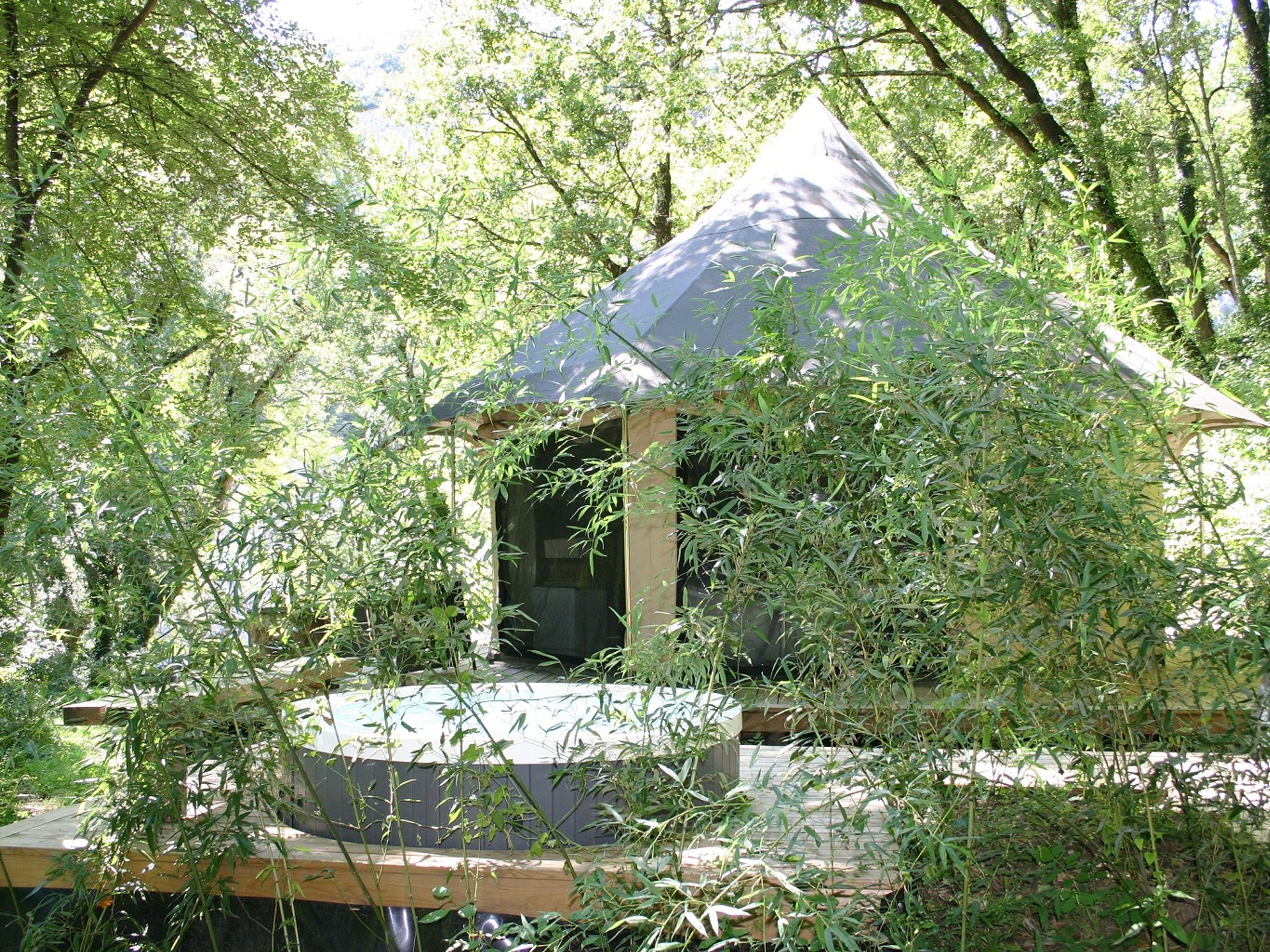 Lodge de l'Ours des Cavernes - Lodge safari Auvergne-Rhône-Alpes ...