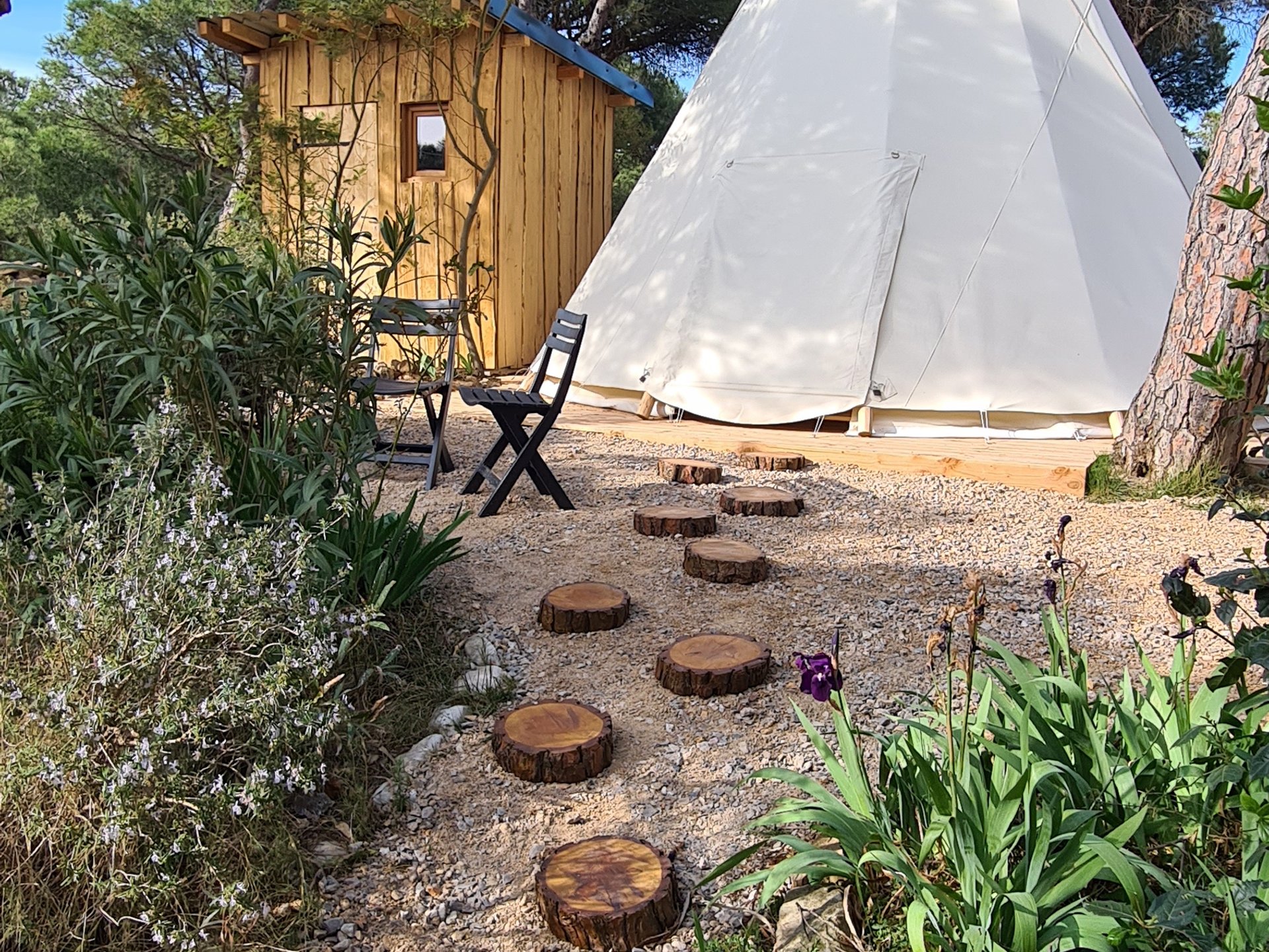 Indien et spa - Tipi Occitanie - hebergement insolite - dormir bulle